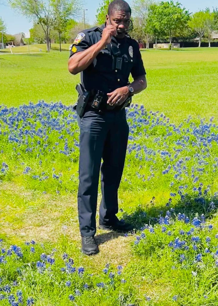 [Photos] McKinney, TX Police Officers Do a Photoshoot in a Field of ...